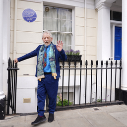 Ian McKellen hails ‘legendary’ Laurence Olivier as blue plaque unveiled ...