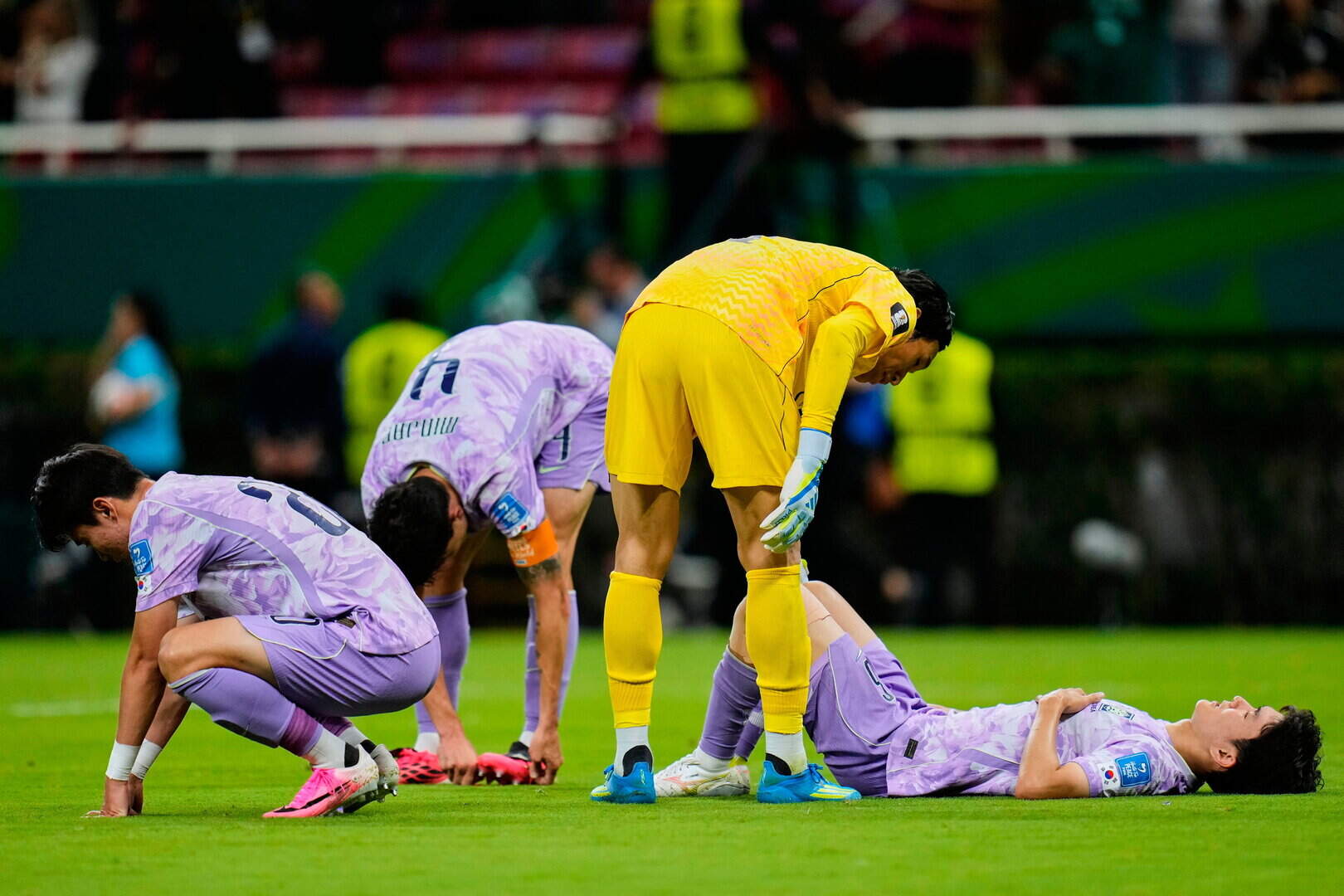 Mexico first team to reach World Cup knockout stage after beating South ...