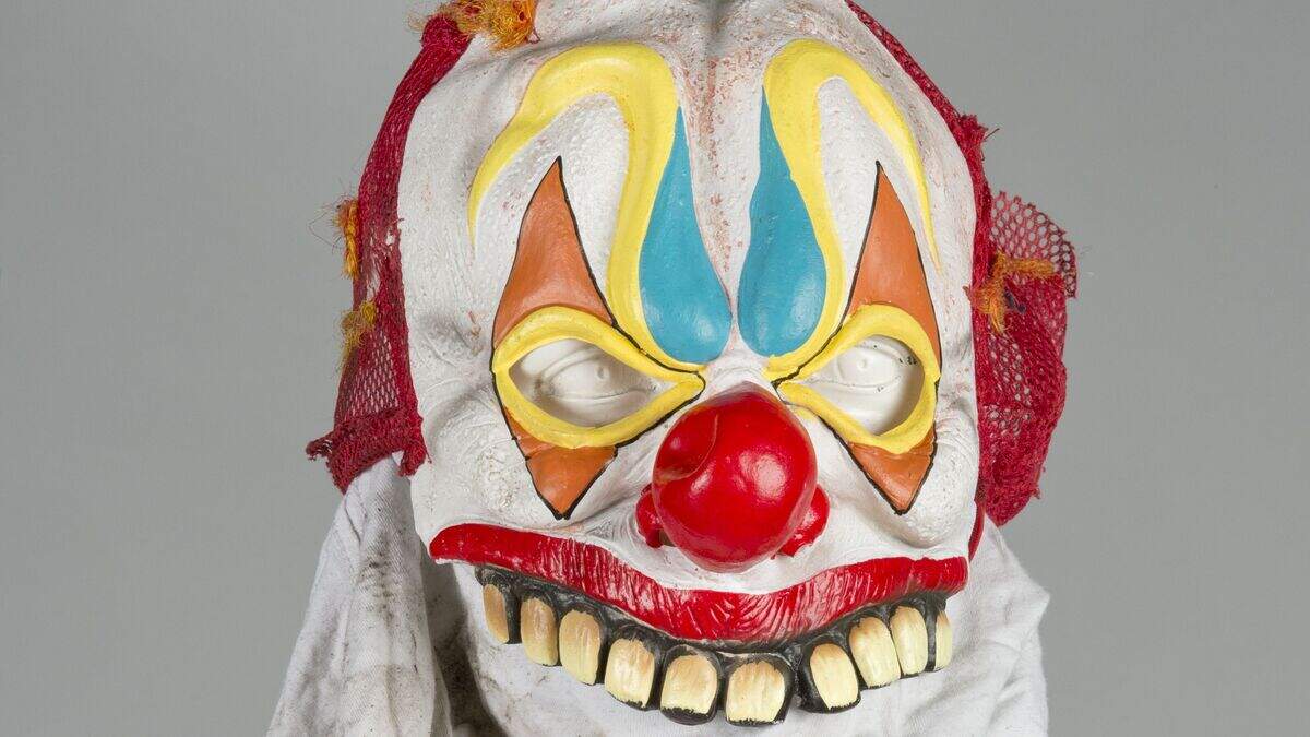 ‘Scary clown’ rapper jailed after brandishing shotgun at police ...
