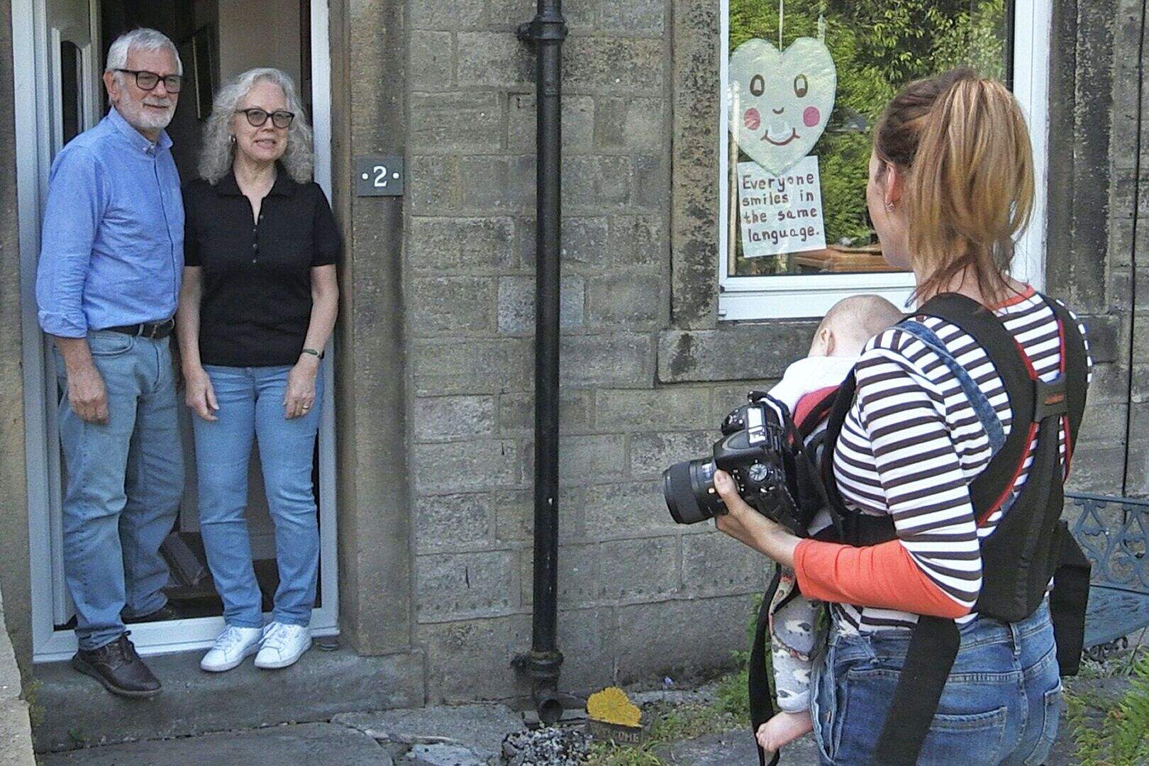 Photographer snaps more than 100 lockdown families on the doorstep ...