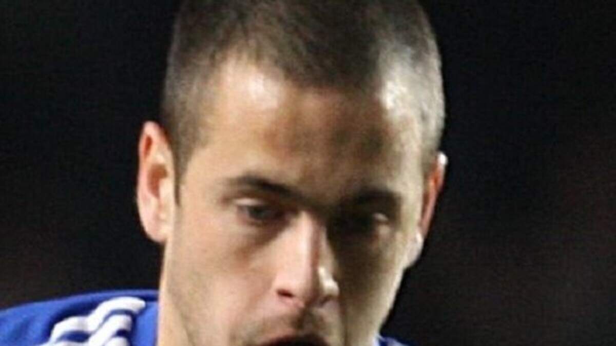 Advantage Chelsea after controversial win at Manchester United ...