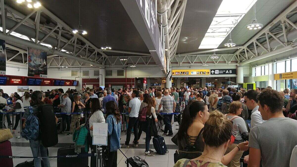 Airport passengers unable to check in due to Ryanair ‘systems outage ...