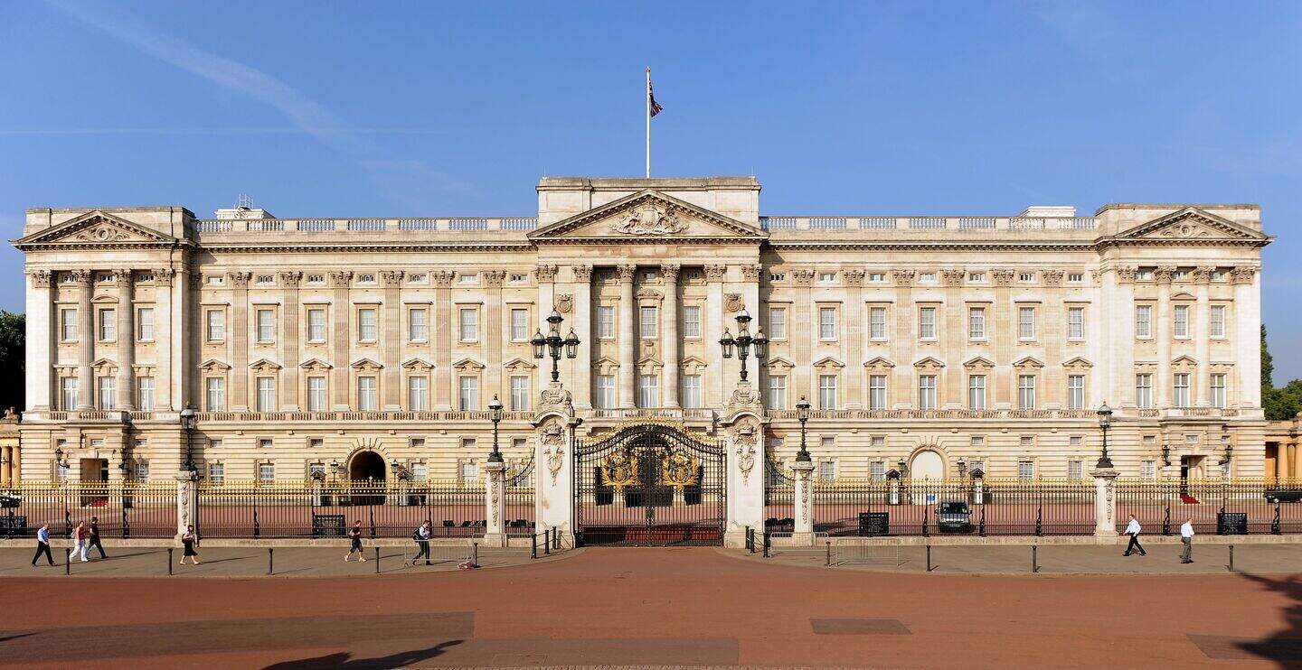 Royal aides face a barrage of problems in bid to find Harry and Meghan ...