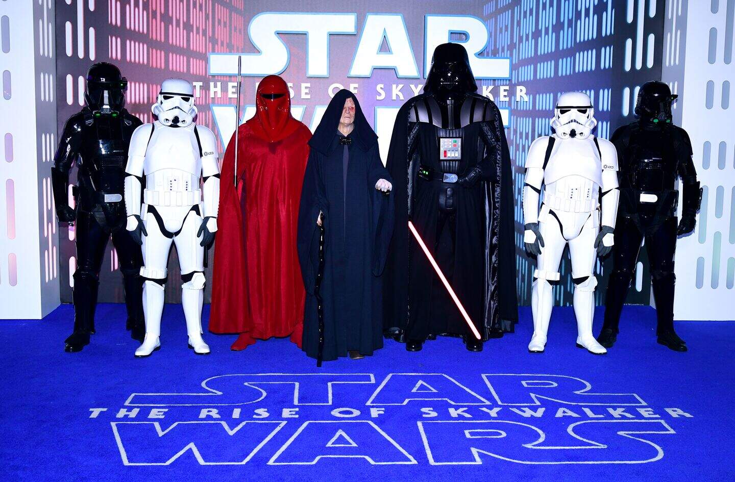 Daisy Ridley and John Boyega brilliant in blue at Star Wars premiere ...