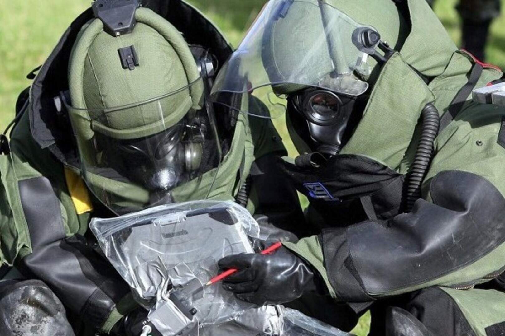 Crowds cheer bomb disposal experts | Belfast Telegraph