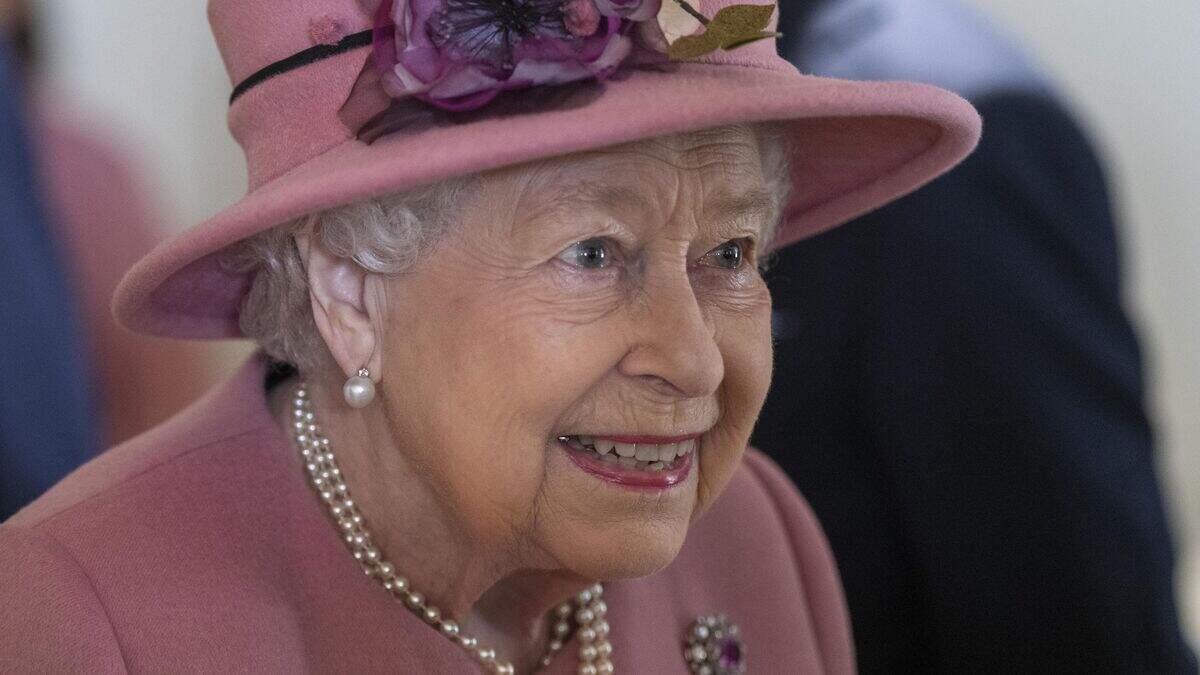 Polar explorer Felicity Aston joins Queen for lunch at palace | Belfast ...