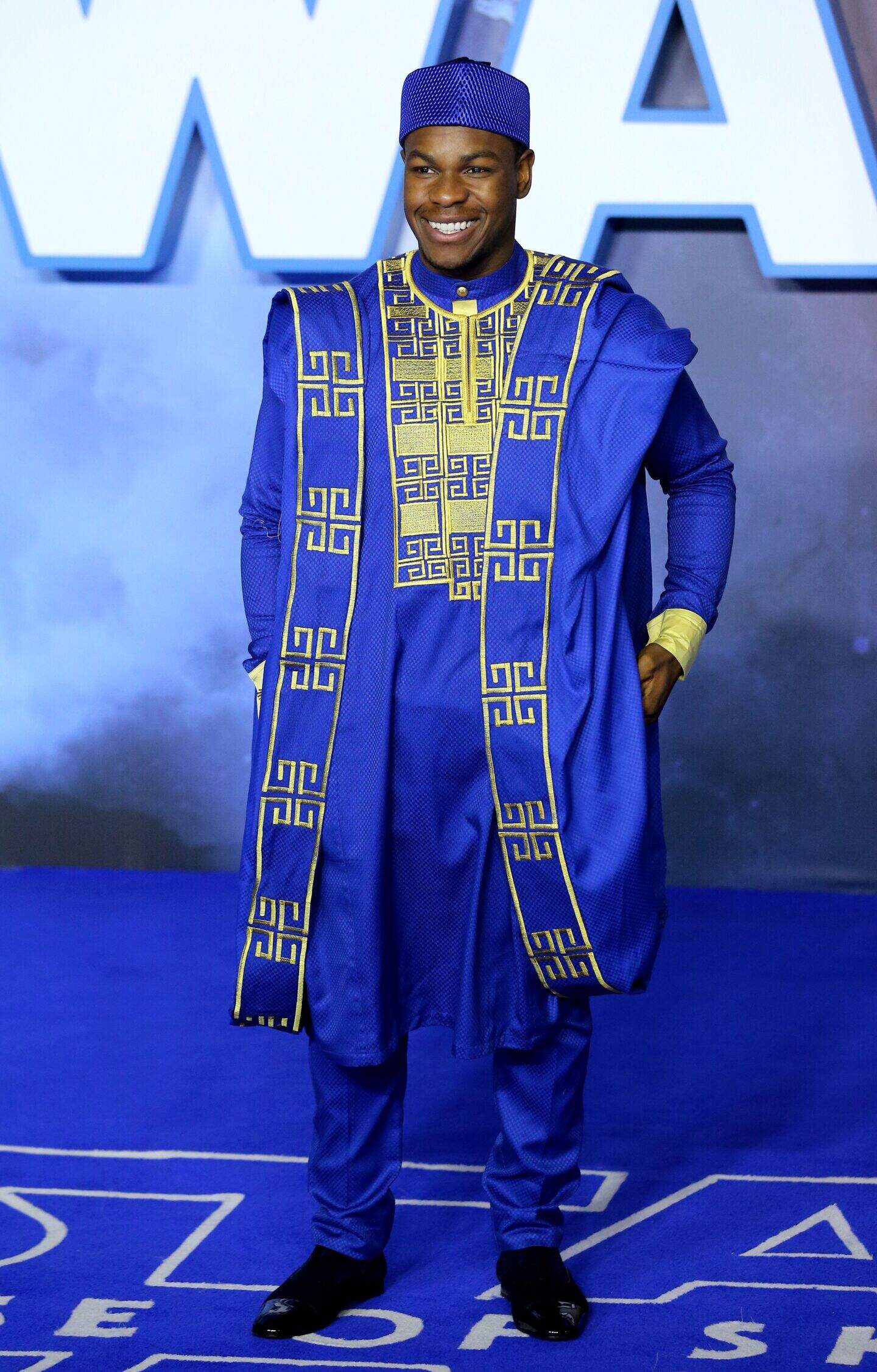 Daisy Ridley and John Boyega brilliant in blue at Star Wars premiere ...