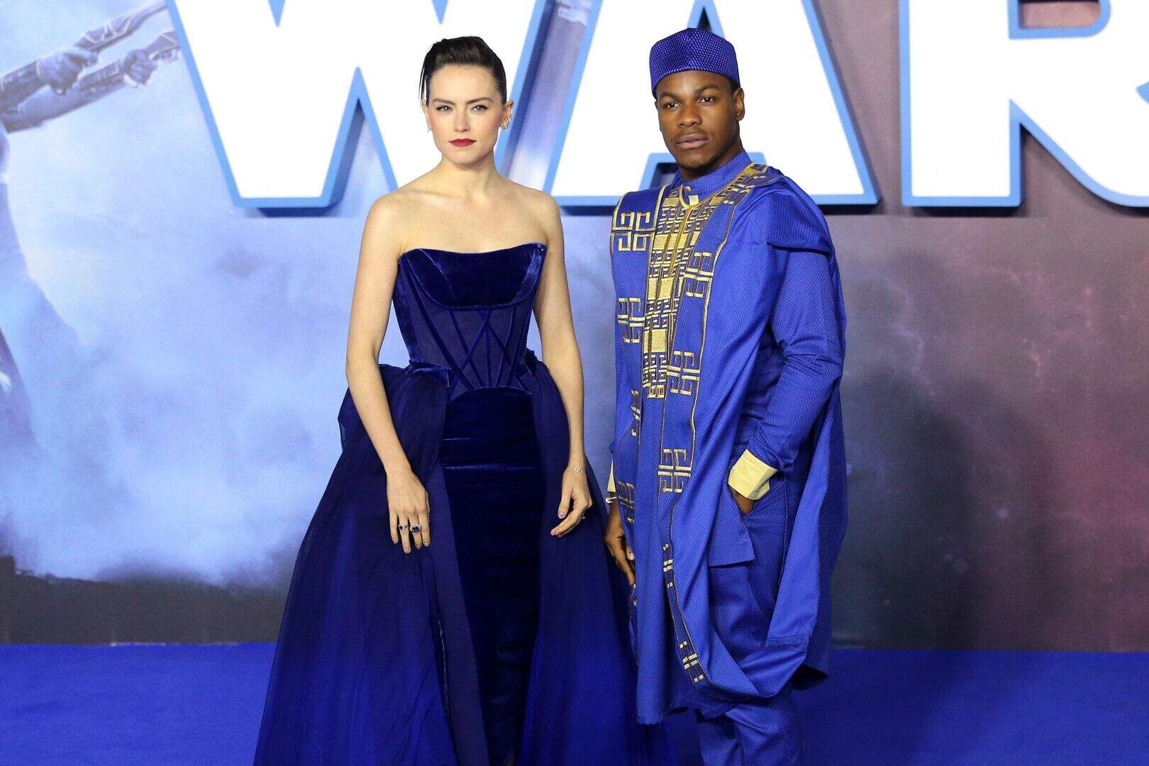 Daisy Ridley and John Boyega brilliant in blue at Star Wars premiere ...