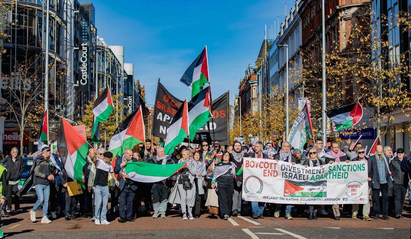 Tempers fray as thousands take part in pro-Palestinian rally in Belfast ...