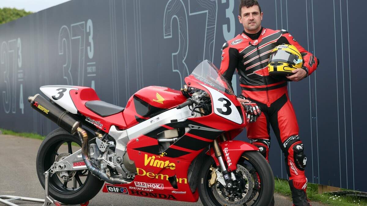 Michael Dunlop completes Isle of Man lap on special replica Honda ...