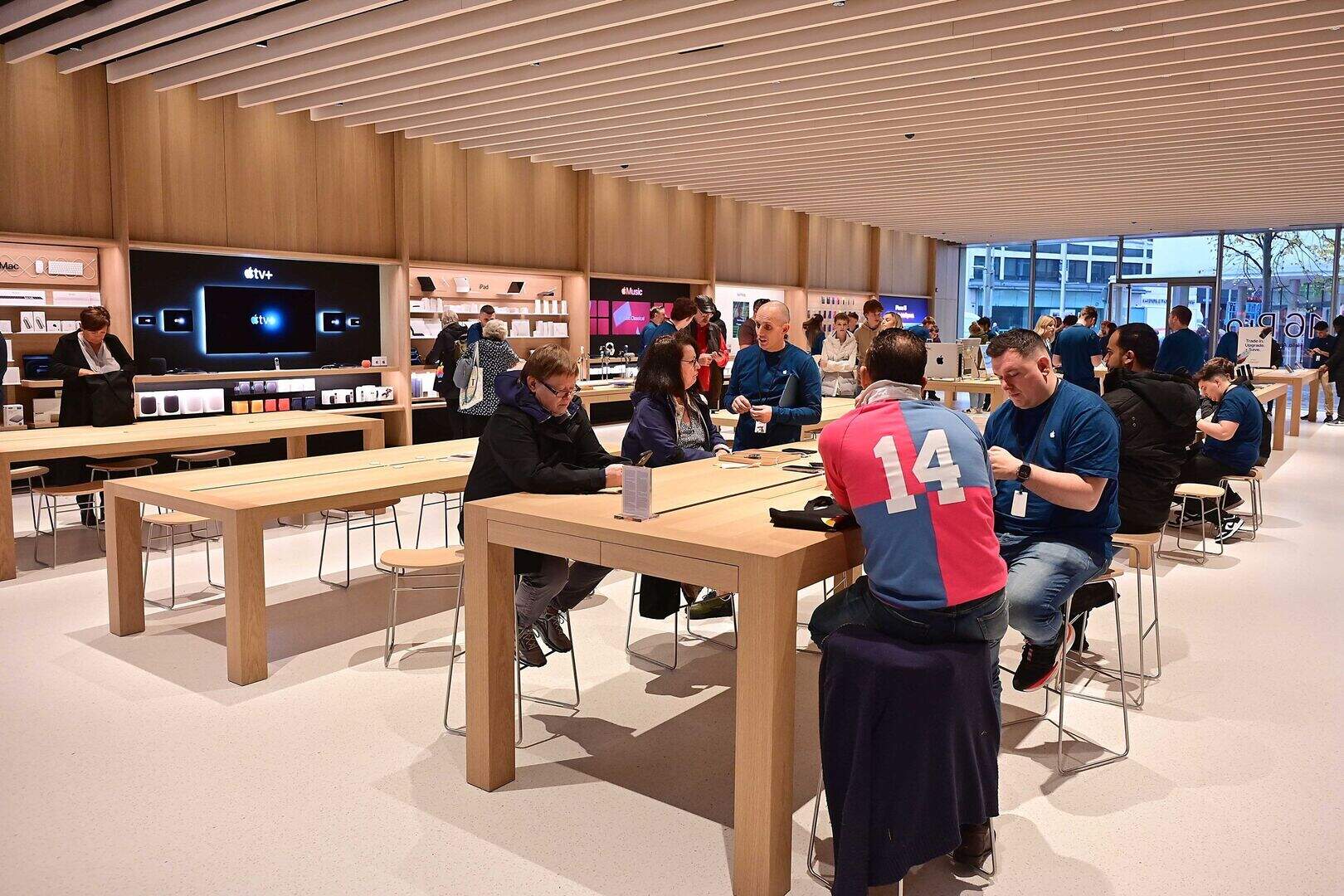 Apple: Belfast’s new store welcomes first customers after branch ...