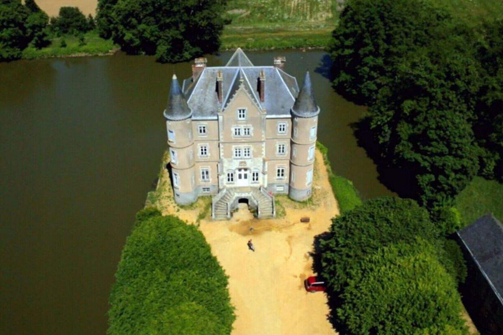 TV star Strawbridge swaps London flat for sumptuous 45-room chateau in ...