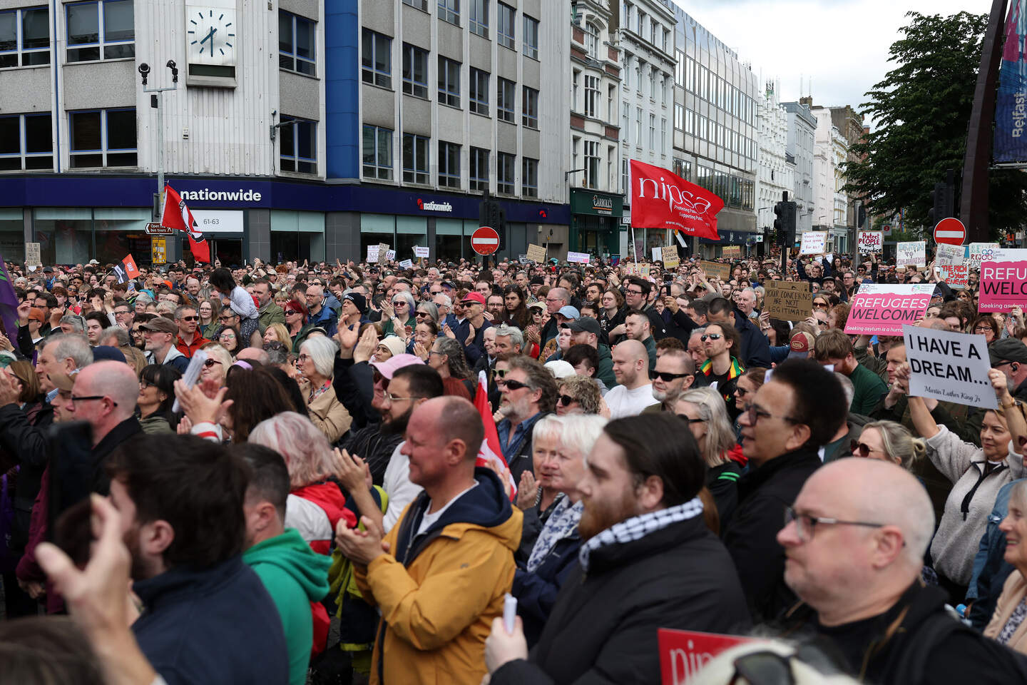 Belfast riots: Thousands of people chant ‘refugees are welcome here’ in ...