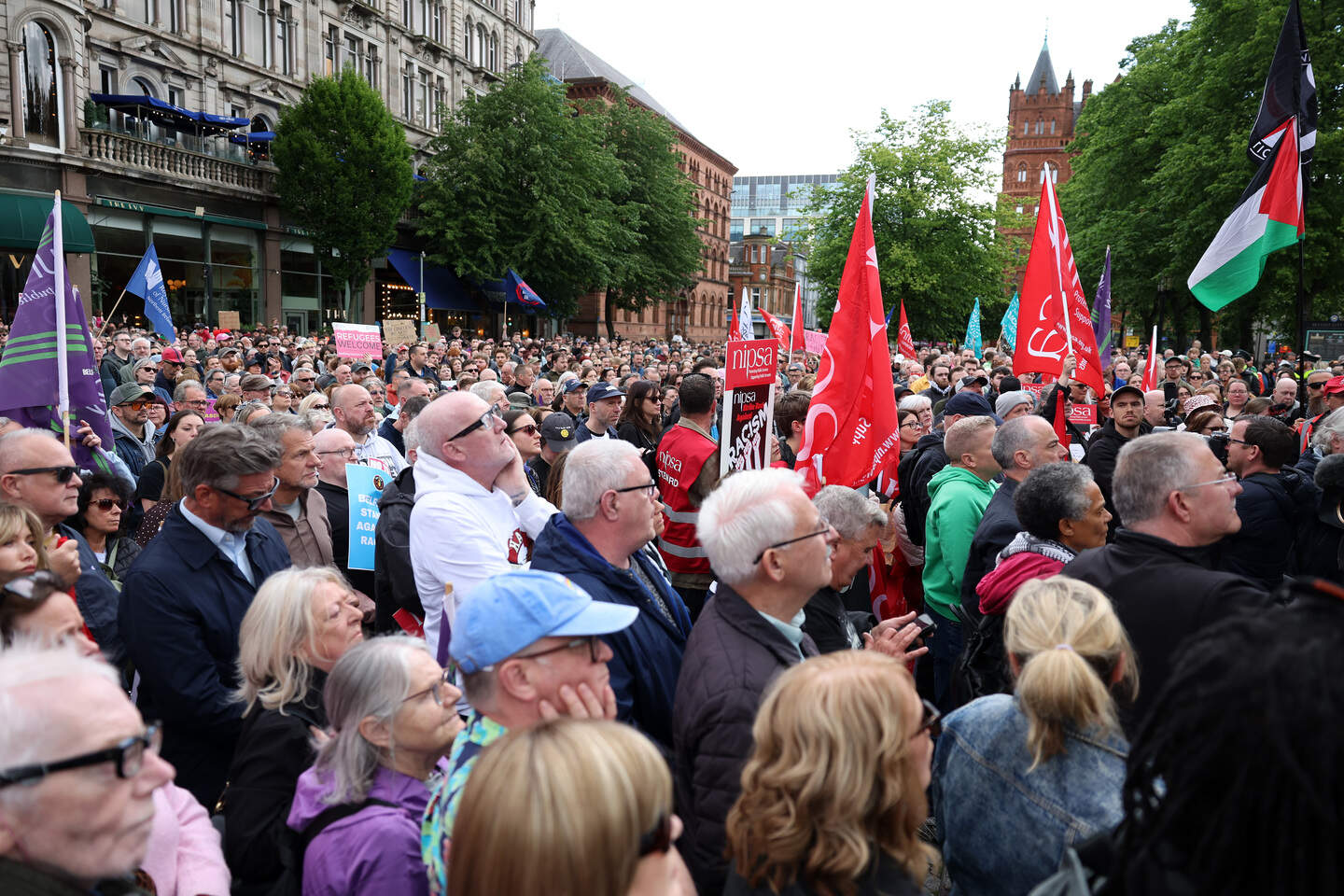 Belfast riots: Thousands of people chant ‘refugees are welcome here’ in ...