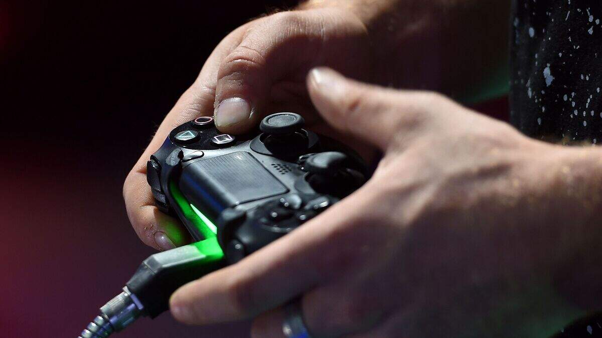 Video games ‘setting kids up for addiction’ with loot boxes – mental ...