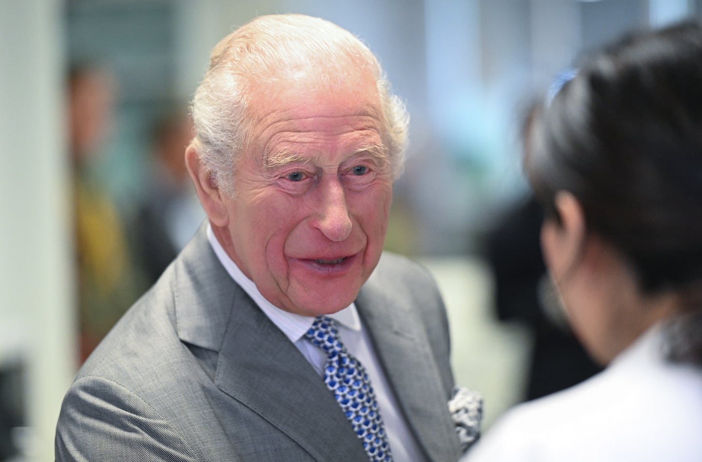 King meets chemo patients and tries out robot used in surgery during ...