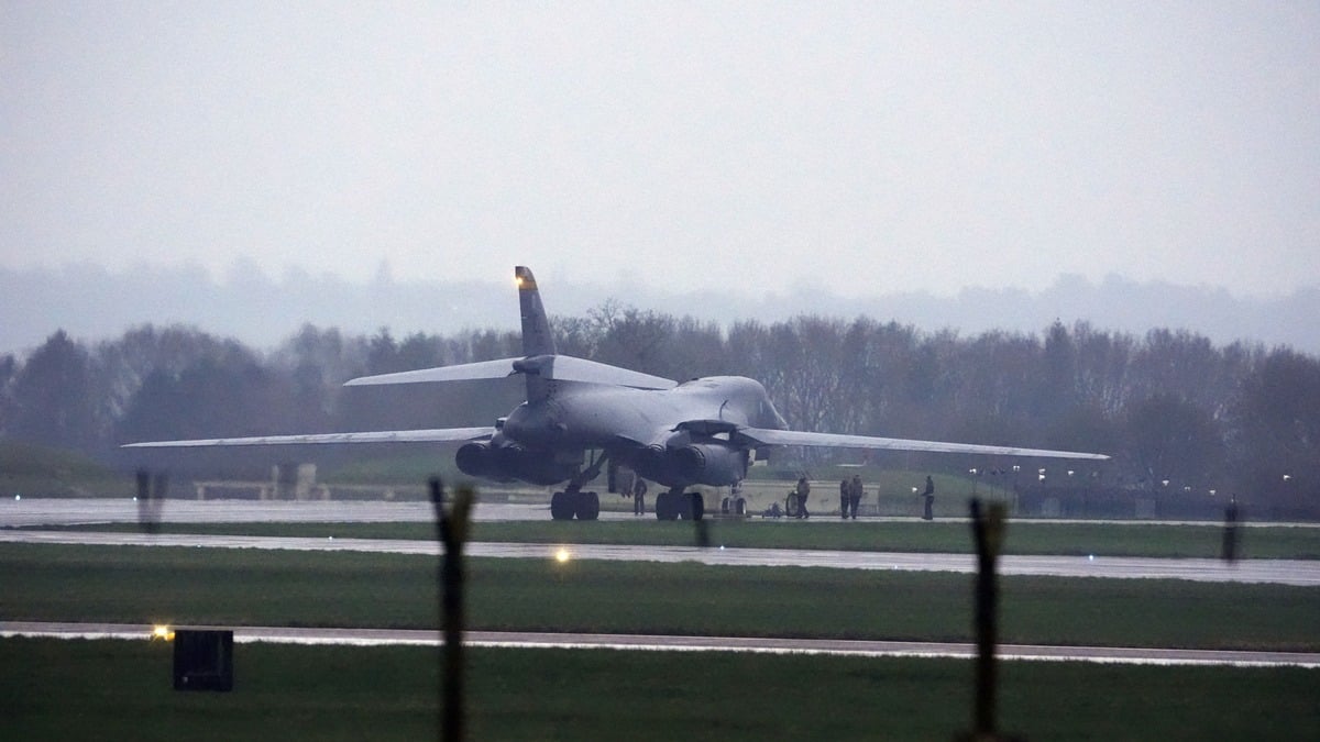 US bomber that can carry 24 cruise missiles and hit 900mph lands in UK ...