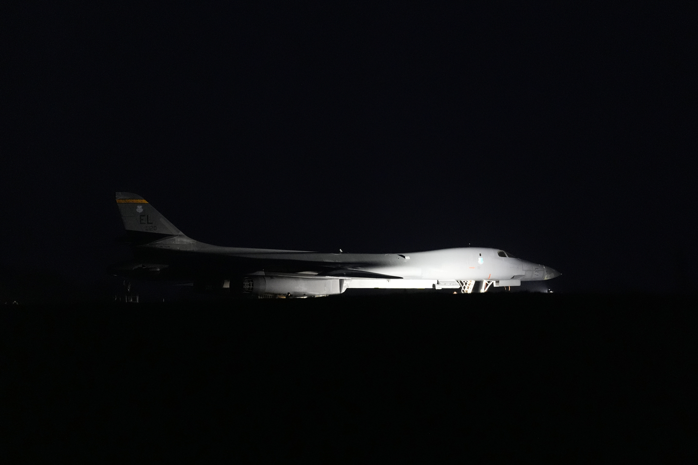 US bomber that can carry 24 cruise missiles and hit 900mph lands in UK ...