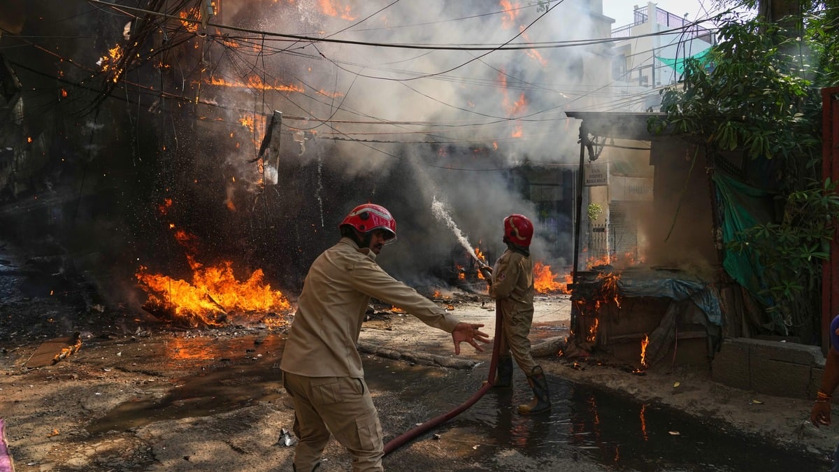 At least 18 people killed as fire sweeps through building in New Delhi ...