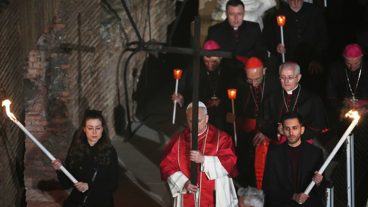 Pope first pontiff to carry cross for full Good Friday procession in ...