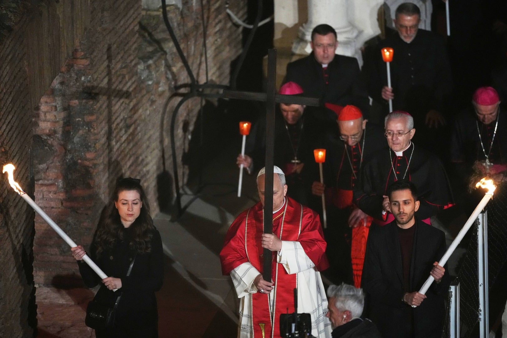 Pope first pontiff to carry cross for full Good Friday procession in ...