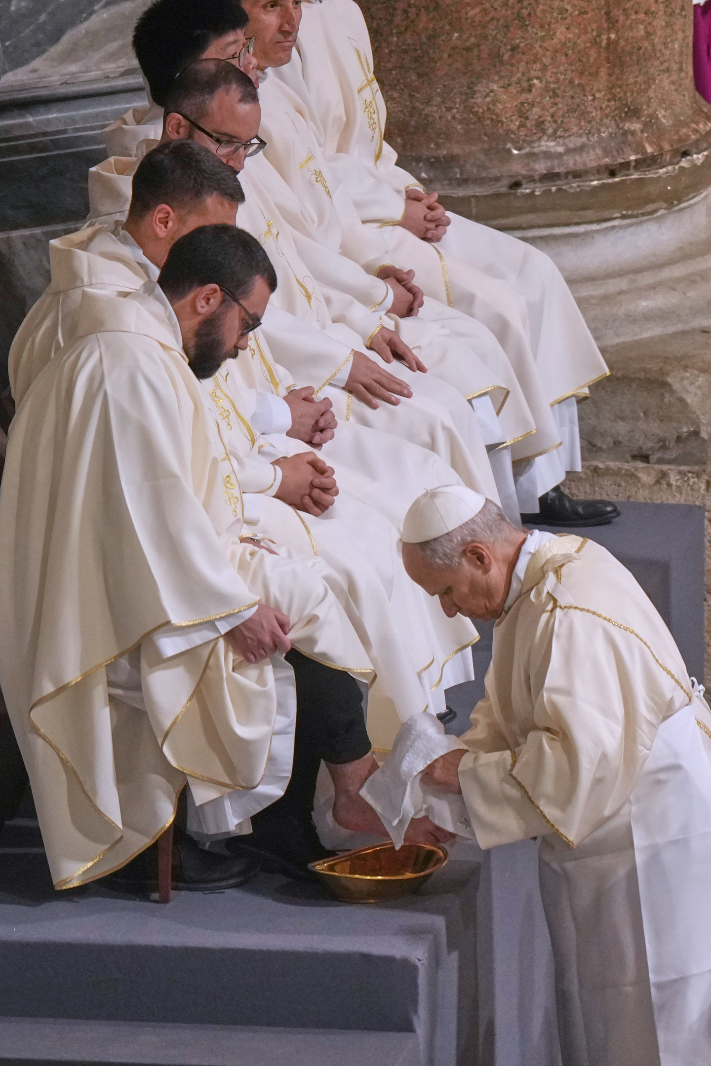 Pope Leo revives traditional Holy Week ritual of washing feet of ...