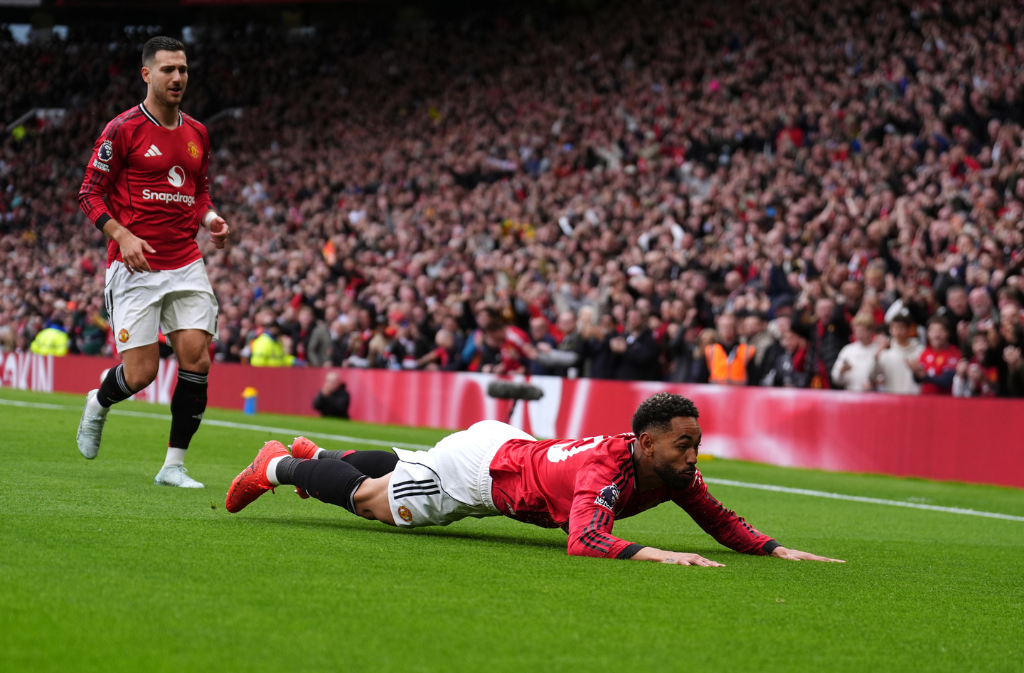Kobbie Mainoo wins thriller for Man Utd as Liverpool fightback comes to ...