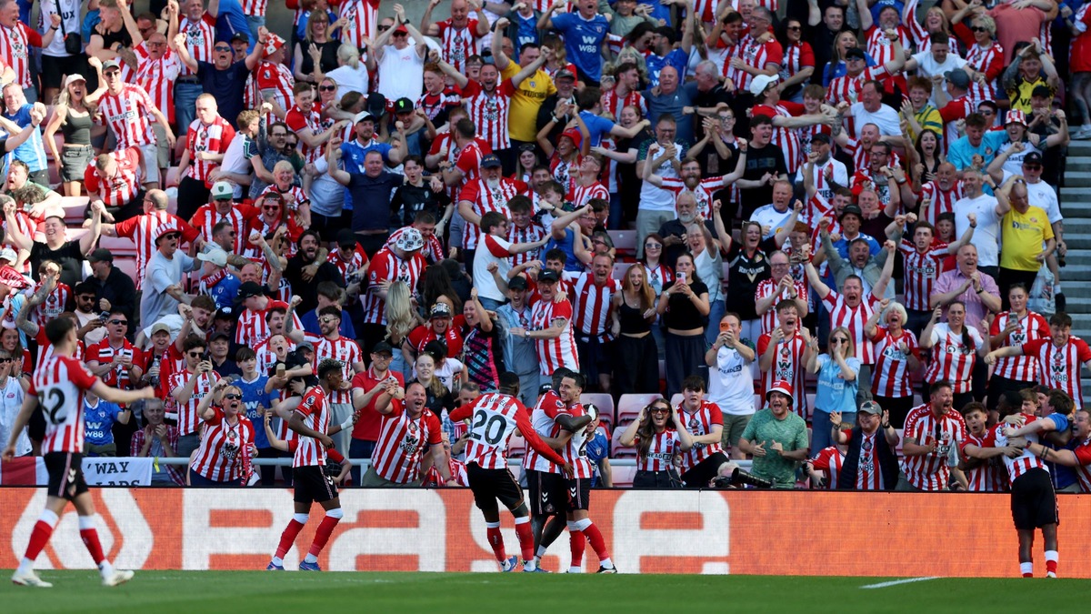 Sunderland earn Europa League place with win over 10-man Chelsea ...