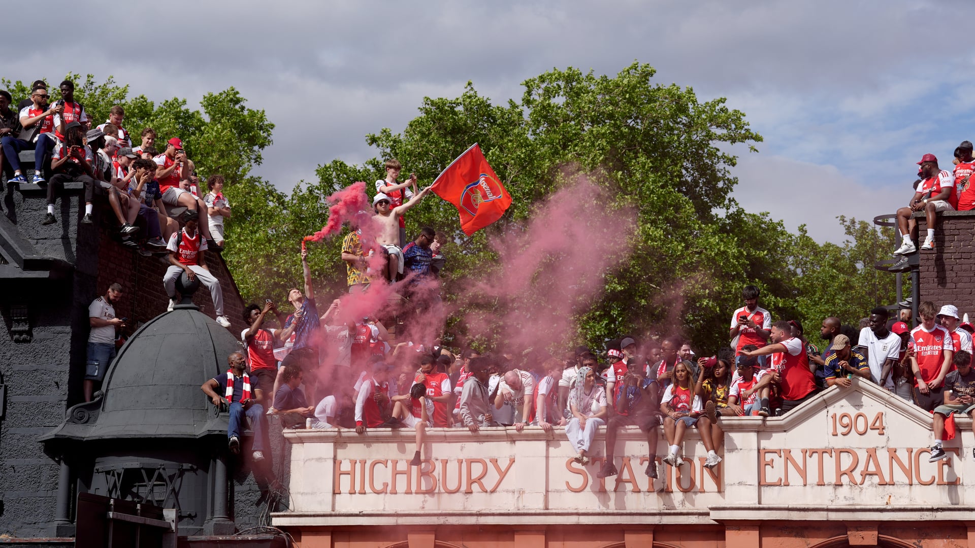 Extraordinary numbers turn out to celebrate Arsenal’s title-winning ...